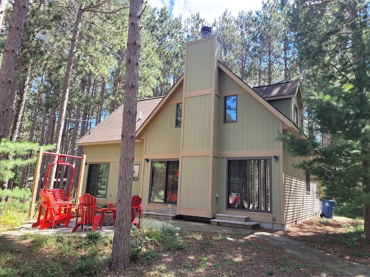 New! Crystal Pines - Lovely Crystal Mountain Cabin - Thompsonville, MI