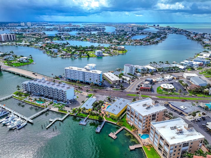 Waterfront Treasure Island Resort Heated Pool - South Pasadena, FL