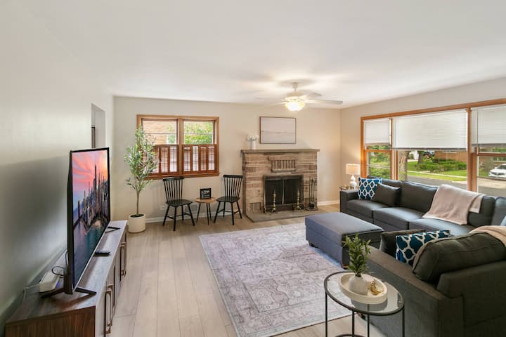 Spacious New 5 Bed Family Retreat Near Naval Base! - North Chicago, IL