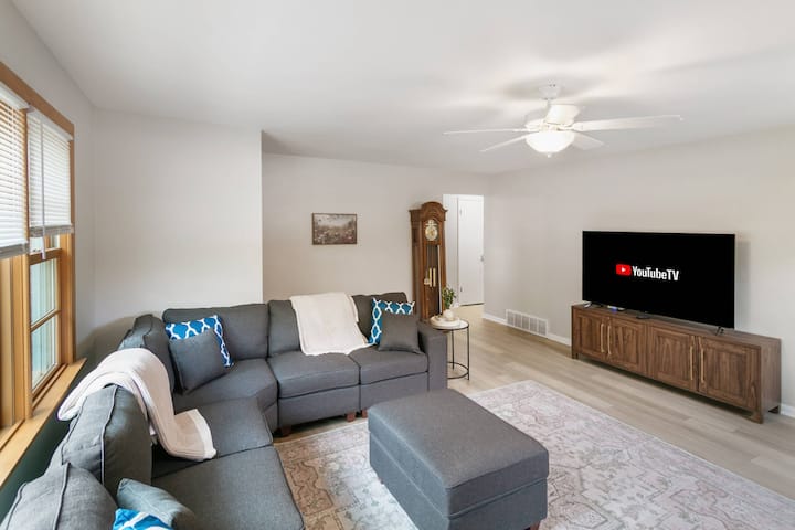 Spacious New 5 Bed Family Retreat Near Naval Base! - Waukegan, IL