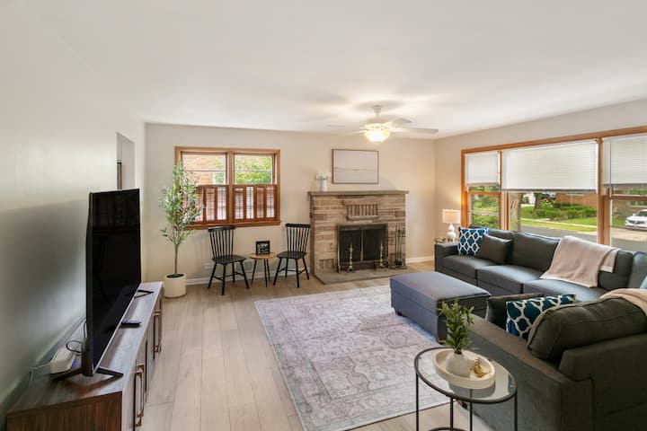 Spacious New 5 Bed Family Retreat Near Naval Base! - Waukegan, IL
