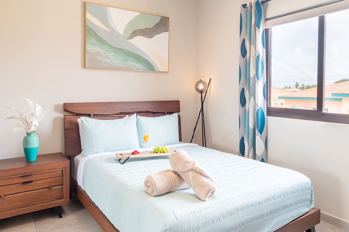 Modern Gold Coast Apt | Pools, Gym & Near Beaches - Aruba