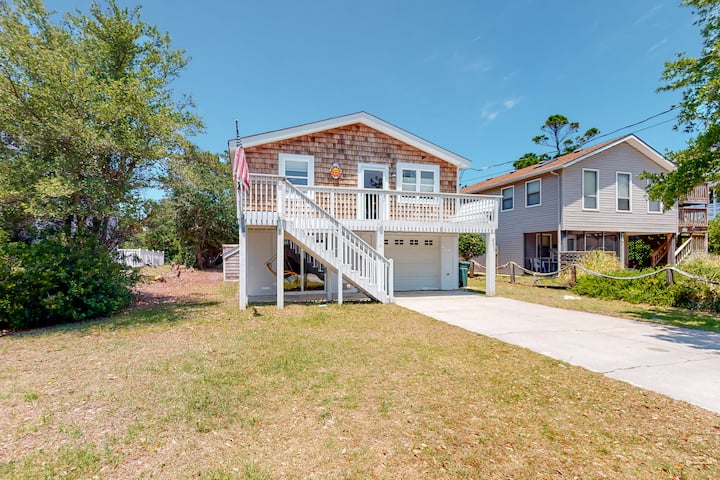 Dog-friendly 3br Walkable To The Beach With Decks - Manteo, NC