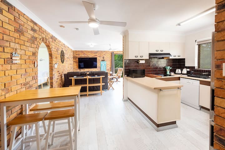 Two Bedroom Torquay Esplanade Escape - Hervey Bay