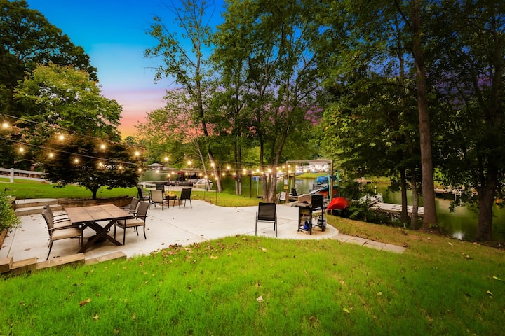 New Lakeside Retreat! Kayaks, Ping Pong & Firepit - Mooresville, NC