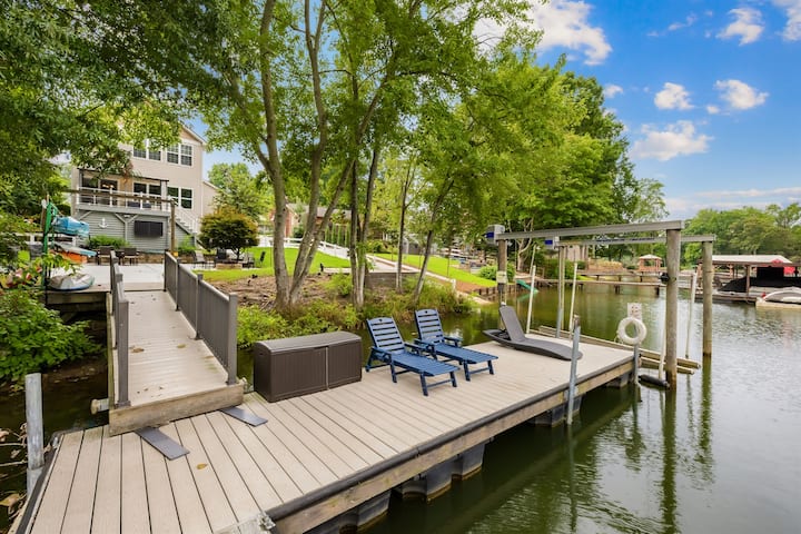New Lakeside Retreat! Kayaks, Ping Pong & Firepit - Davidson, NC