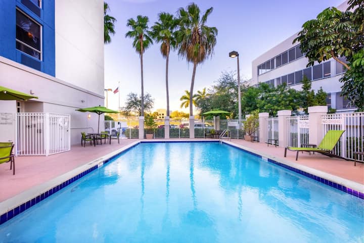 Close To Miami Int'l Airport | Breakfast & Pool - South Miami, FL