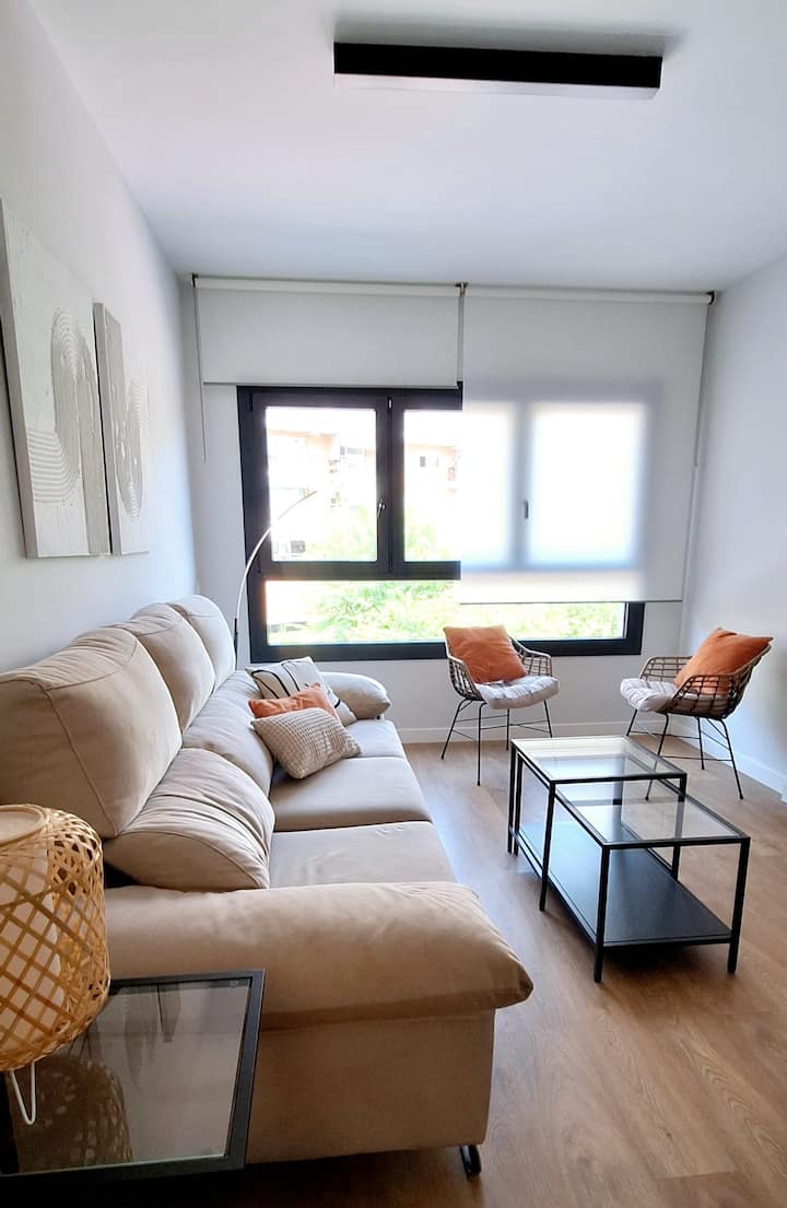 Modern Apt - Rooftop Pool, Parking & Beach - Malaga