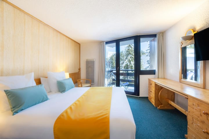 Lake Hotel Courchevel 1850- Classic Room & Balcony - Courchevel, France