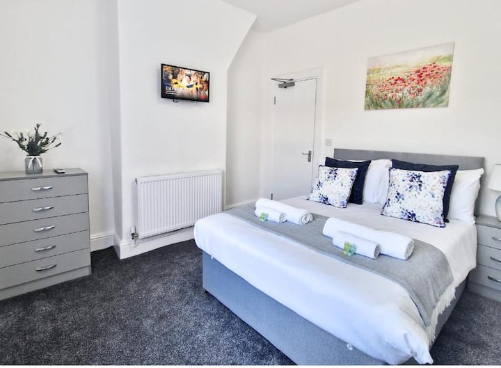 Premium Double Room With Shared Bathroom Room 1 - Burnley