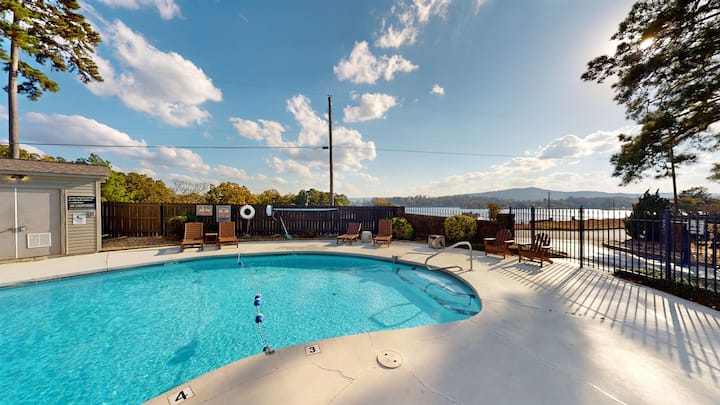 Anchors Away: Lake Views, Pool, Balcony, Wifi - Lake Hamilton, AR