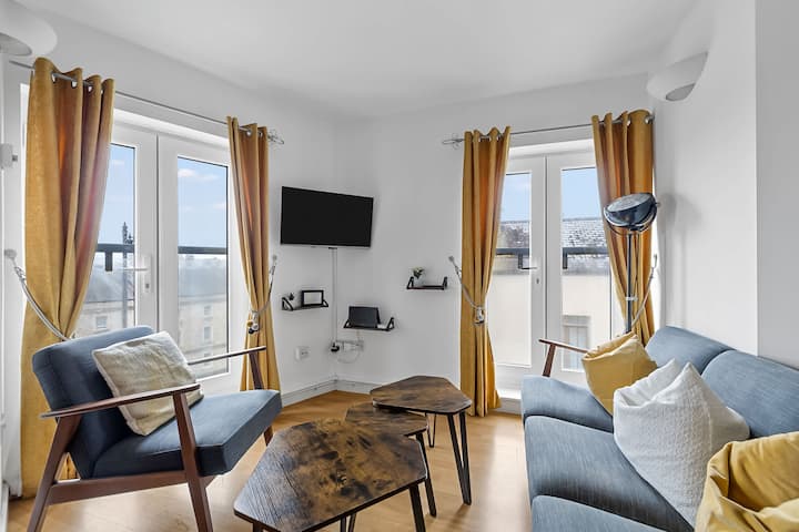 Fab 2-bed Apartment Great Location! With Parking! - Plymouth