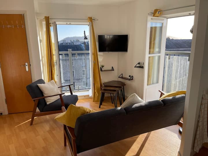 Fab 2-bed Apartment Great Location! With Parking! - Plymouth