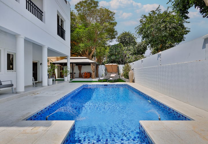Cosy 5 Bedroom + Maid's Room Villa W/ Private Pool - Dubai