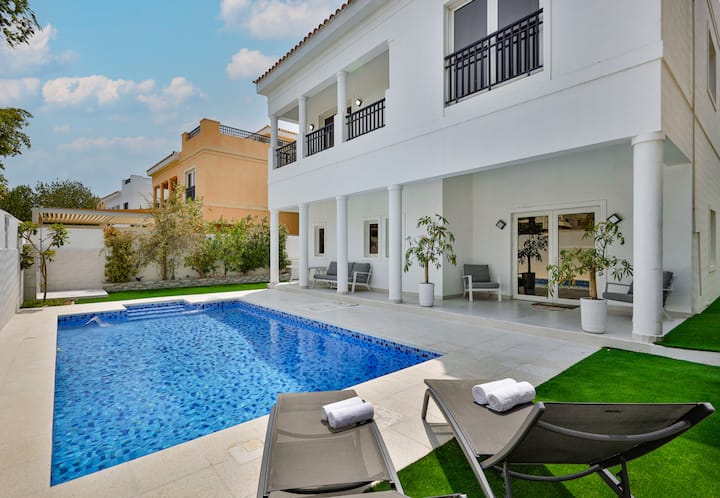 Cosy 5 Bedroom + Maid's Room Villa W/ Private Pool - Dubai