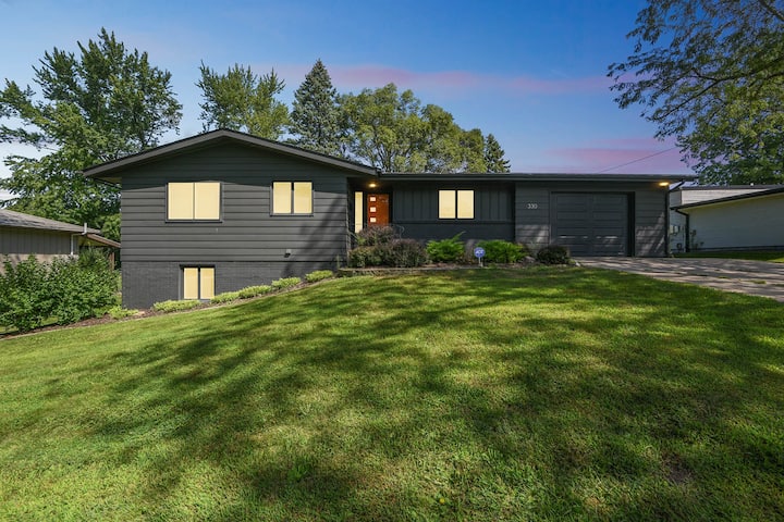 New! Iowa City 4br Backyard Walk To Stadium - Iowa City, IA