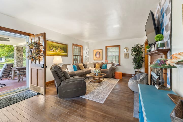 Riverfront Peace - Storybook Charm, Sleeps 8-10 - Hollywood Casino & Hotel Lawrenceburg
