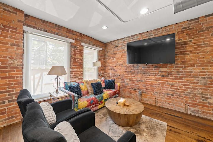 Short North Lounge - Stay For 2 - Columbus, OH