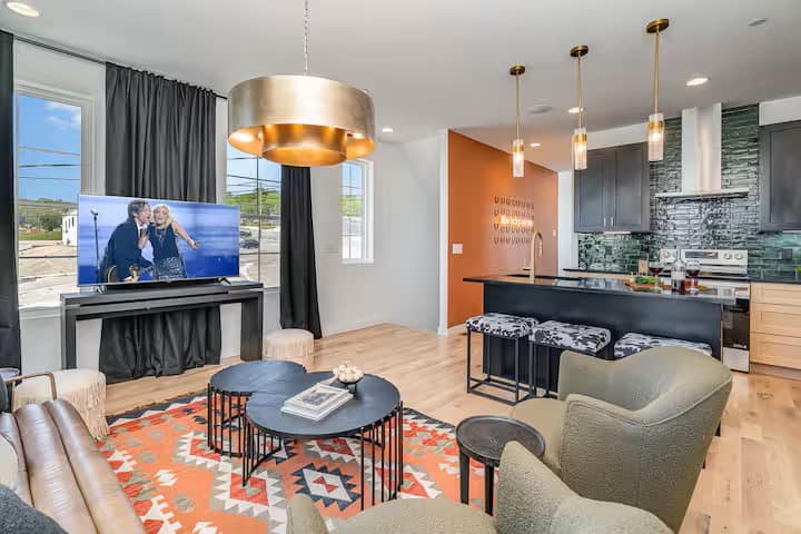 Bright + Stylish Rooftop With Firepit! - Nashville, TN