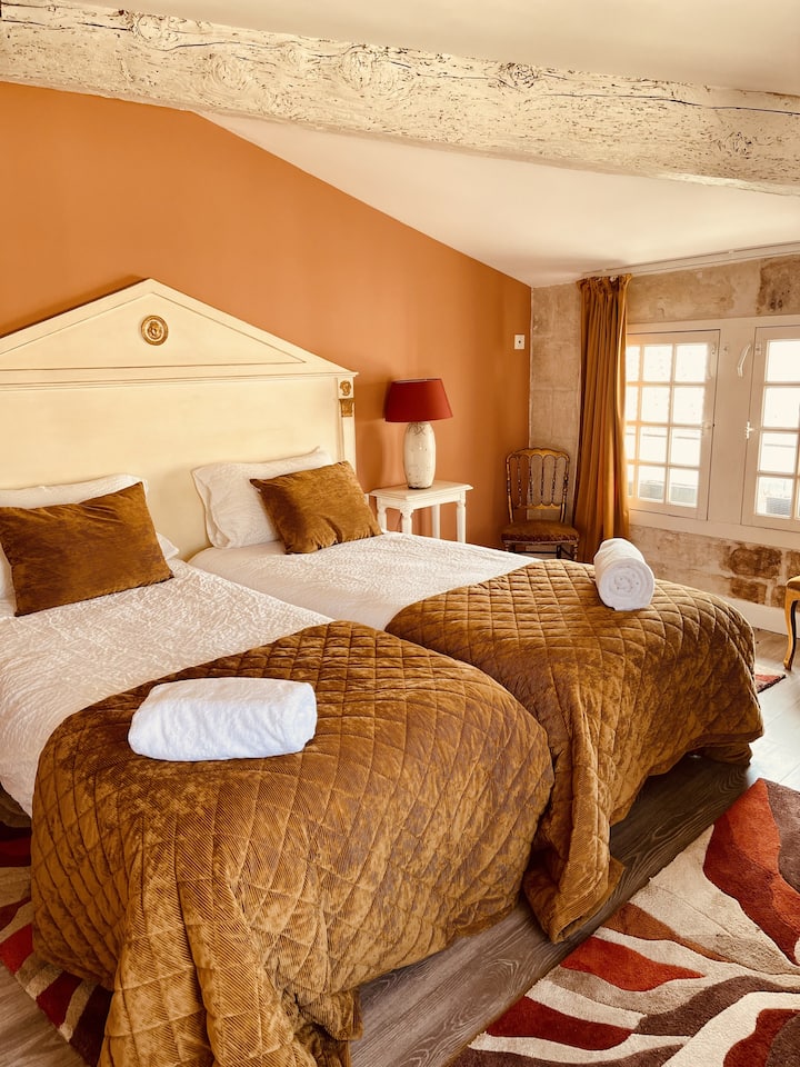 Au Coeur Des Remparts Historiques D'aigues-mortes - Aigues-Mortes