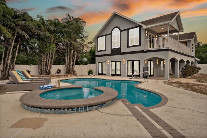 Luxury Villa| Waterfront + Heated Pool & Game Room - Tampa