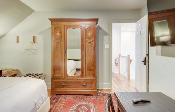 The 200 South St | King Rm 12 - Charlottesville, VA