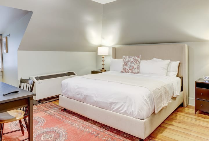 Historic Boutique Hotel With Pool - Charlottesville, VA