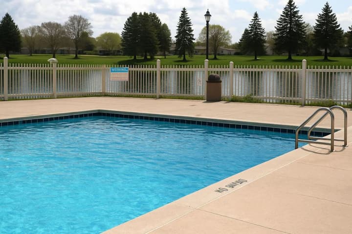 3 Sunlit Rooms W/ Pool Access On Serene Put-in-bay - Bay City, MI