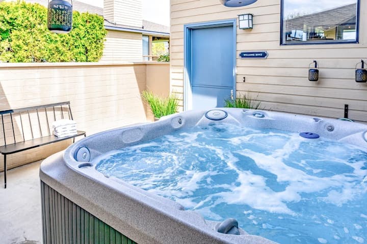 Wapato Point Resort Home With Hot Tub And Views - Manson, WA