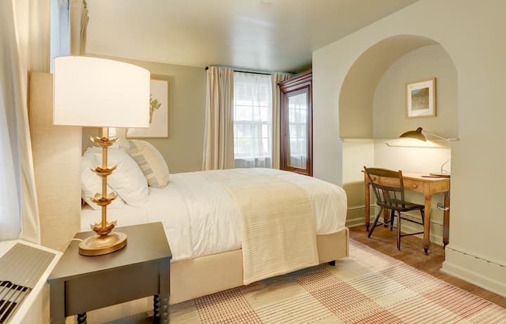 Historic Downtown Boutique Hotel With Queen Bed - Charlottesville, VA
