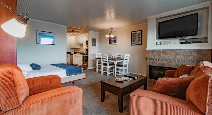 Tranquil Forest-view Studio With Kitchen - Depoe Bay, OR