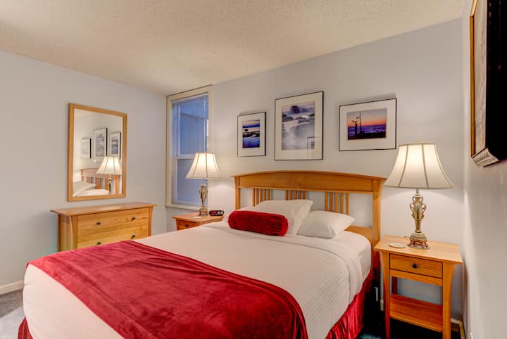 Panoramic Ocean-view Studio With Balcony - Depoe Bay, OR