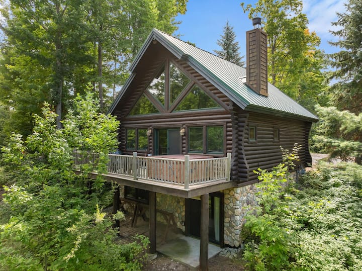 Charming Log Cabin Just Steps From The Slopes - Boyne City, MI