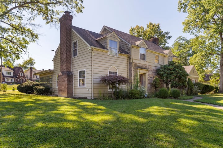 Private Fenced Yard• King Bed • Grill• Fireplace - Youngstown State University, Youngstown