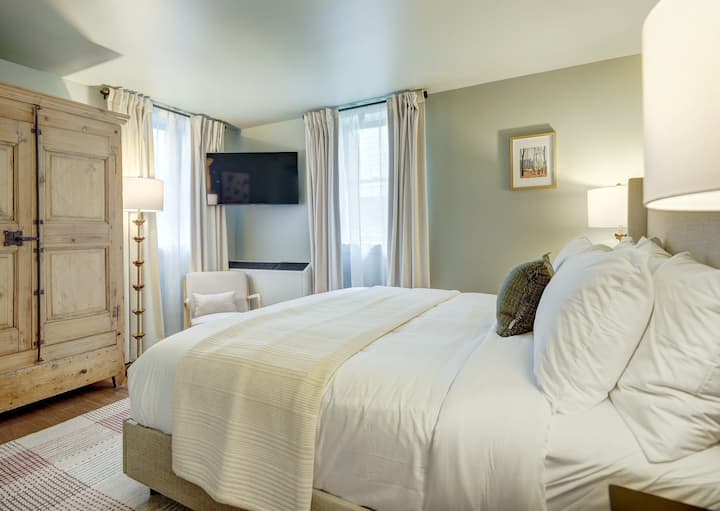 Boutique Hotel With Pool And King Bed - Charlottesville, VA