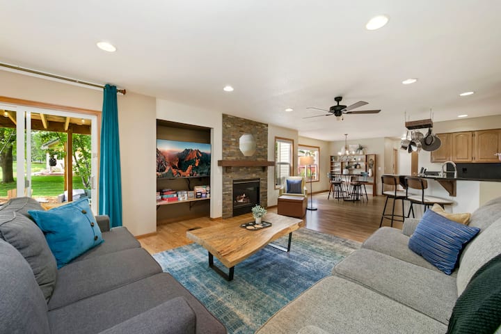 Shady Grove | 4 King Beds, Dog Run & Outdoor Fun - Loveland, CO