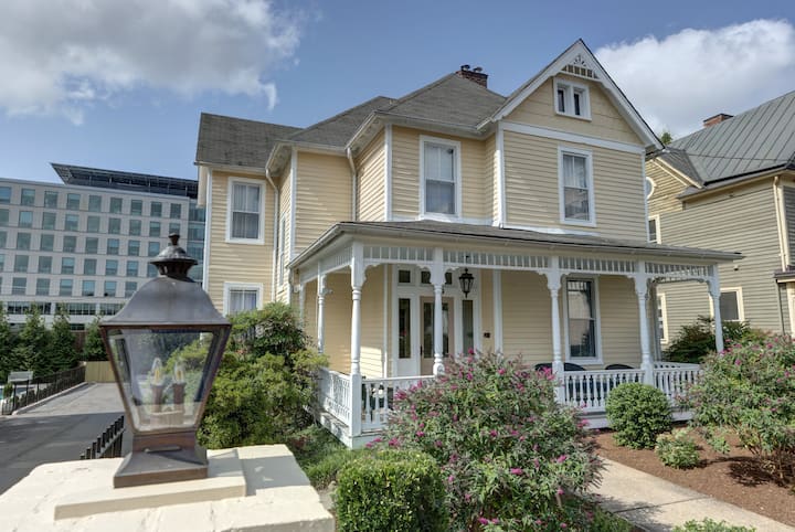 The 200 South St | King Rm 21 - Charlottesville, VA