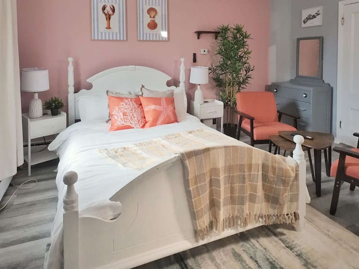 Queen Bed Bachelor Near Rissers & Crescent Beach - Bridgewater