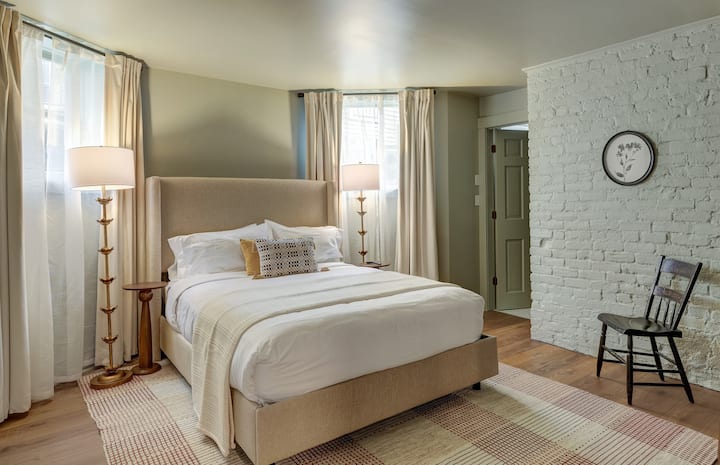 Downtown Boutique Hotel With Pool - Charlottesville, VA