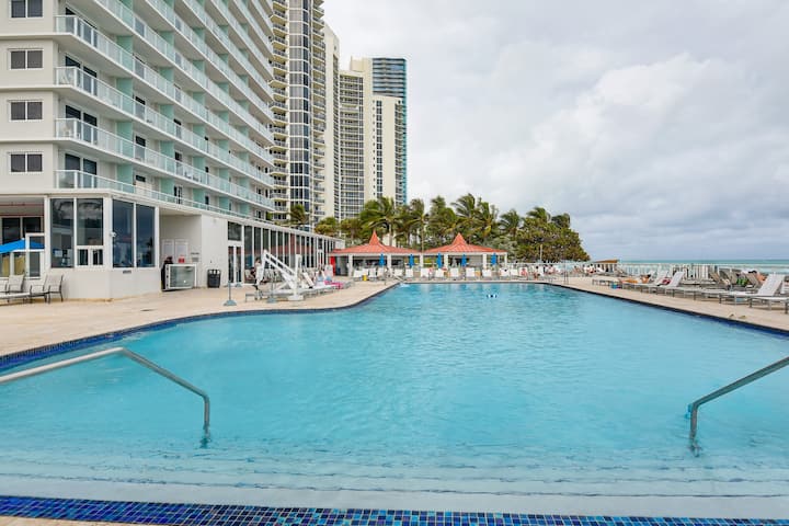 Oceanfront Resort Condo W/ Gym & Waterfront Pool! - Sunny Isles Beach, FL