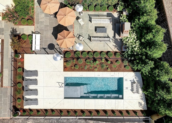 The 200 South St | Queen Rm 18 - Charlottesville, VA