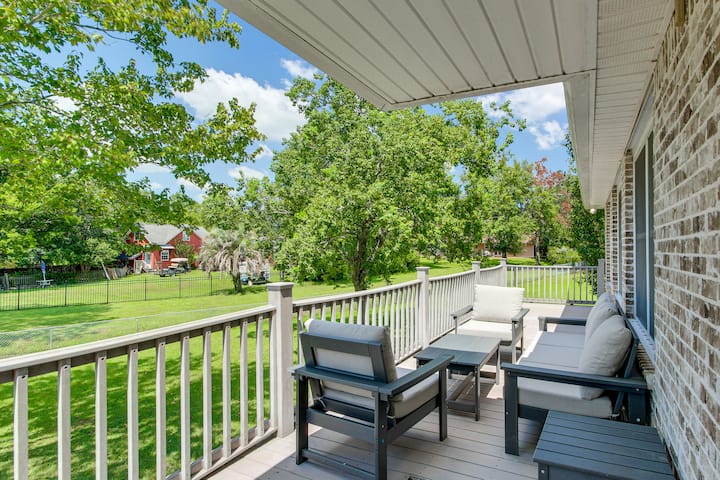 Yard & Dock: Waterfront Group Getaway In Biloxi - Biloxi, MS