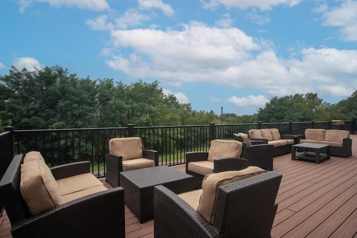 Charming Suite W/ Warm Irish-inspired Touches - Galena, IL