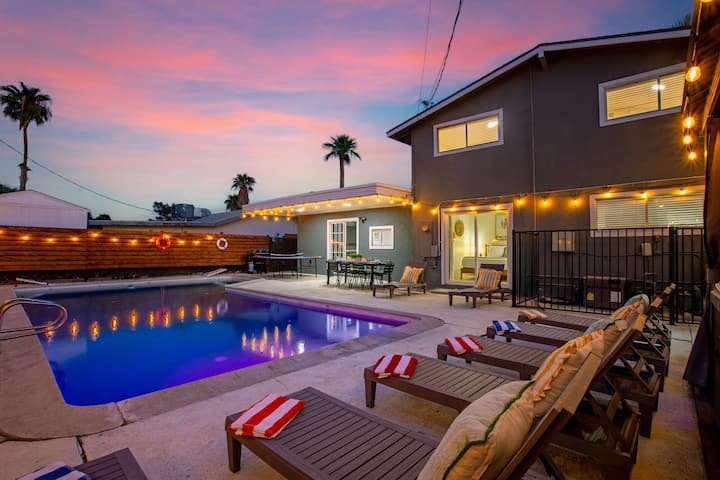 Grand Luxe Escape W/ 6 Br, Pool, Hot Tub, & Games! - Las Vegas, NV