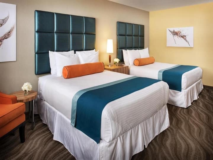 4 Bright Rooms Near Harbor + Glass Door Restaurant - San Diego, CA