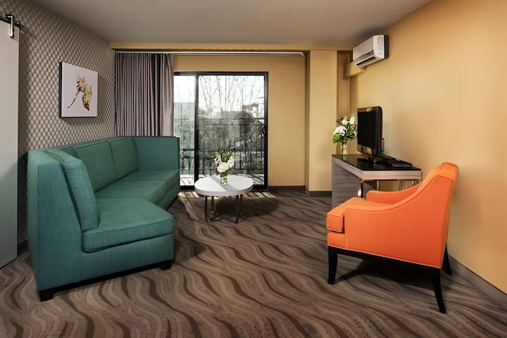 2 Pet-friendly Suites Close To San Diego Zoo - San Diego, CA