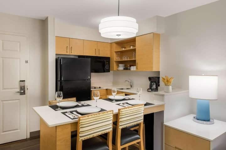 3 Apartment-style Suites Close To Southpark Mall - Charlotte, NC