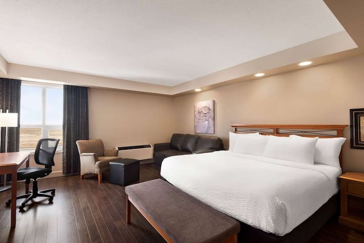 Studio Suite | Royal Hotel | Near Premium Shopping - Leduc