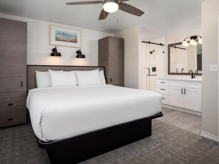 Seaside Retreat W/ Kitchen | Onsite Pool - Galveston Island, TX