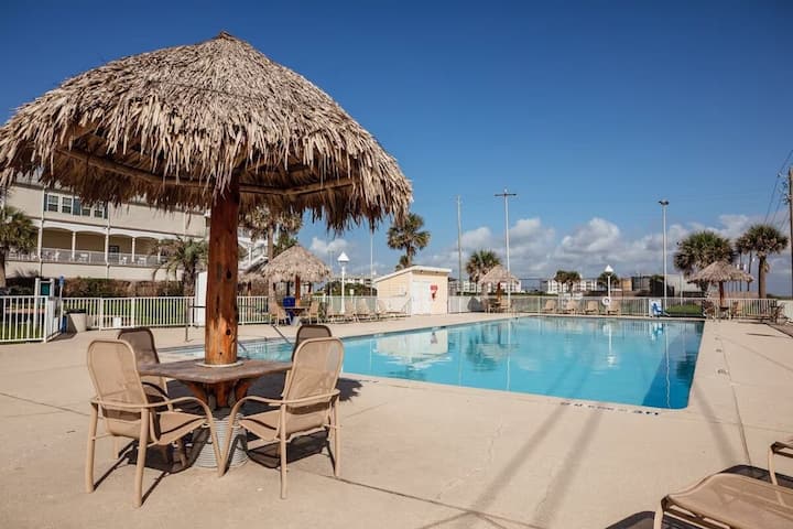 Resort-style 2br Unit W/ Balcony & Ocean Views - Galveston, TX